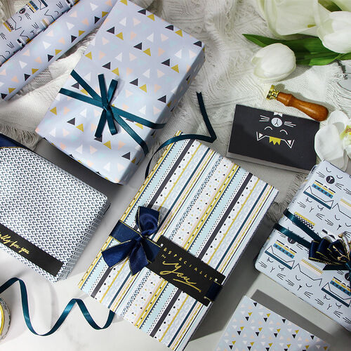 DIY Gift Wrapping Paper Sweet Gifts for Family - Drawmade.com